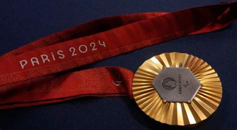 As Ser N Las Medallas De Par S Con Trozos De Torre Eiffel