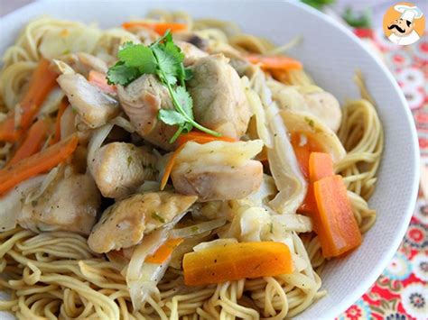 Chow mein chao men nouilles chinoises au poulet et aux légumes