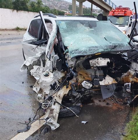 Carro fica destruído ao bater em passarela e mureta na BR 232 em