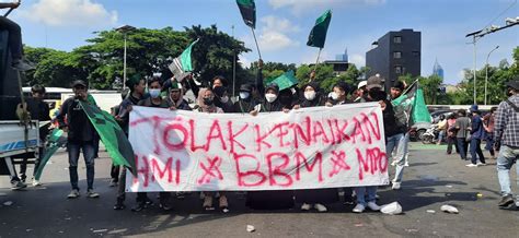Gelar Demo Di Gedung DPR HMI Heran Pemerintah Fokus Ekonomi Tetapi BBM