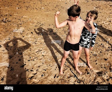 Un niño de 11 años de edad se flexiona sus músculos en la parte