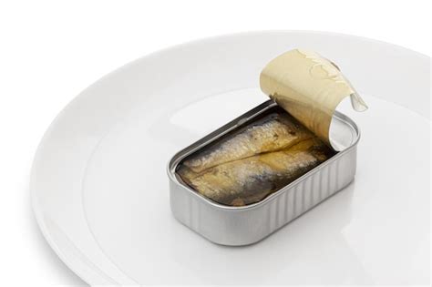 Conserva De Sardinha Aberta Lata De Peixe Em Um Prato Branco