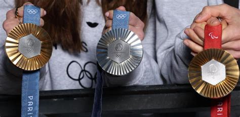 Par S Presenta Sus Medallas Que Llevar N Un Pedazo De La Torre Eiffel