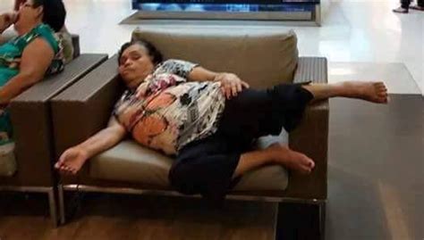 Esta señora se quedó dormida en el sofá de un centro comercial alguien