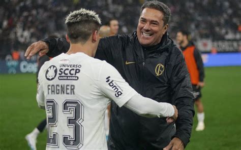 Corinthians volta a jogar bem vence Atlético MG e se classifica nos