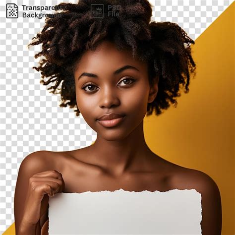 Portrait D Une Jeune Femme Aux Cheveux Noirs Et Au Visage Souriant
