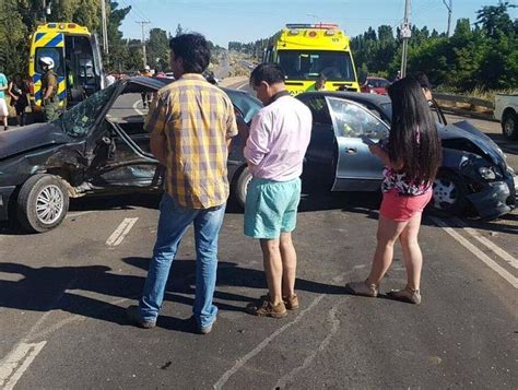 Dos muertos y tres lesionados dejó un choque entre dos autos en Los Ángeles
