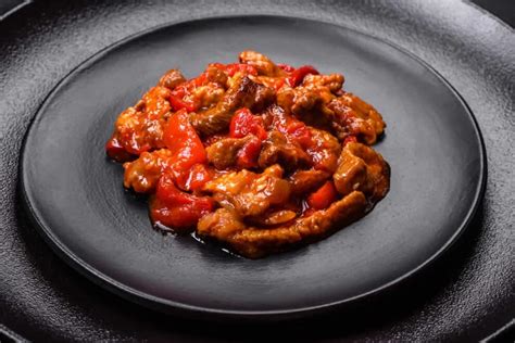 Poulet aux poivrons et à la sauce tomate Un plat très savoureux et
