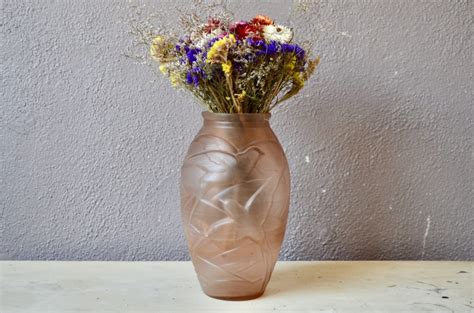 Vase aux oiseaux en verre pressé moulé rose L atelier Belle Lurette