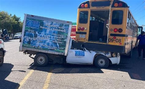 Choca Una Camioneta Con Cami N De Jornaleros En Elota