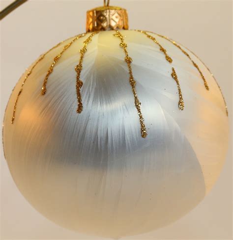 Weiße Weihnachtskugeln mit goldenen Applikationen aus Glas