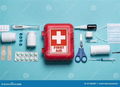 Kit De Primeros Auxilios En Casa Con Fondo Azul Imagen De Archivo