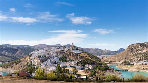 Así es el pueblo más bonito de España para visitar en mayo según