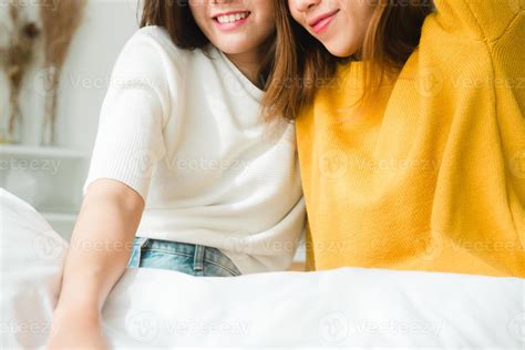 Belas Jovens Mulheres Asiáticas Lgbt Lésbicas Casal Feliz Sentado Na Cama Abraçando E Sorrindo