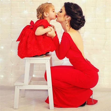 Mam Besando A Su Hija Que Est Arriba De Un Banquito Mam E Hija