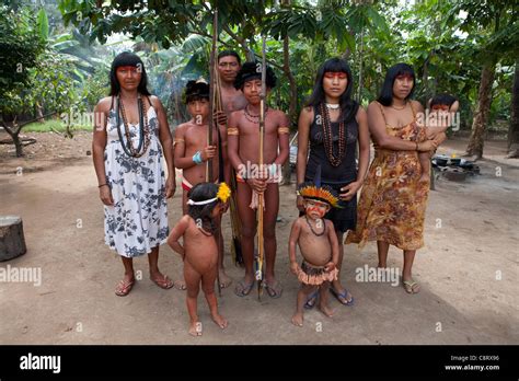 Familia Indígena Xingu en el Amazonas Brasil Fotografía de stock Alamy