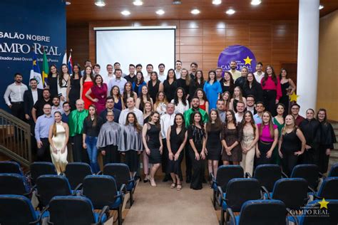 Acadêmicos da 1ª turma de Medicina Campo Real colam grau em Gabinete