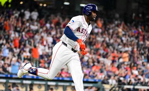 MLB Yordan Álvarez consigue batear para el ciclo por primera vez en su