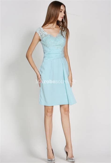 Elégante robe fourreau en vert d eau dentelle