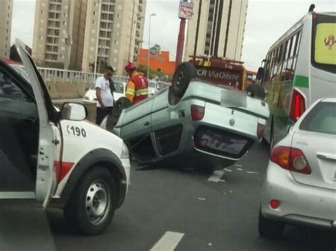 G1 Motorista sai ileso após capotar veículo em avenida de Sorocaba