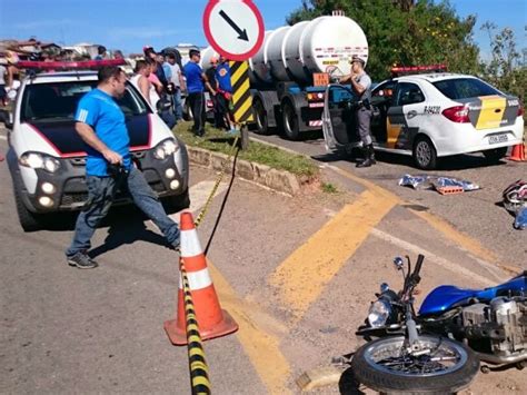 G1 Motociclista morre após bater em caminhão em Bragança Paulista SP