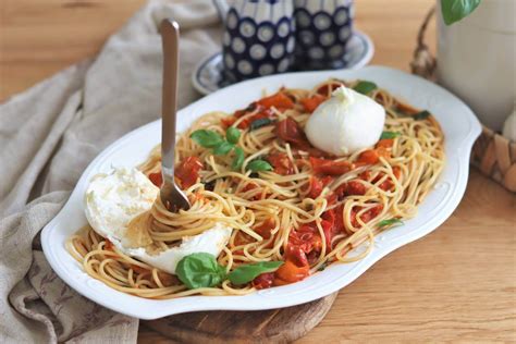 Spaghetti cu roșii coapte și burrata Paste Băneasa