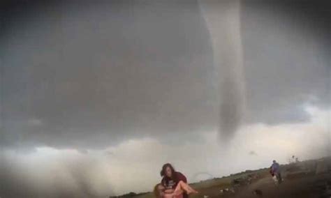 Incroyable Un Chasseur De Tornades En Filme Une Et Sauve Une Famille