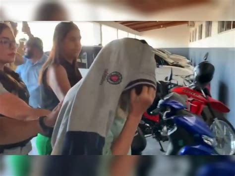 Mãe e filho médico que invadiram casa e mataram idosos se entregam à
