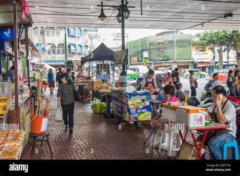 Bangkok Thailand Oct 29 2019 Talat Phlu Market In The Morning This