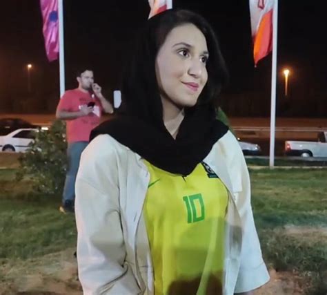 عکس‌ استقبال ویژه دختر ایرانی از نیمار از ۶ صبح منتظر او هستم