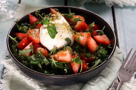 Salade printanière aux fraises burrata Recette Tomate Cerise be