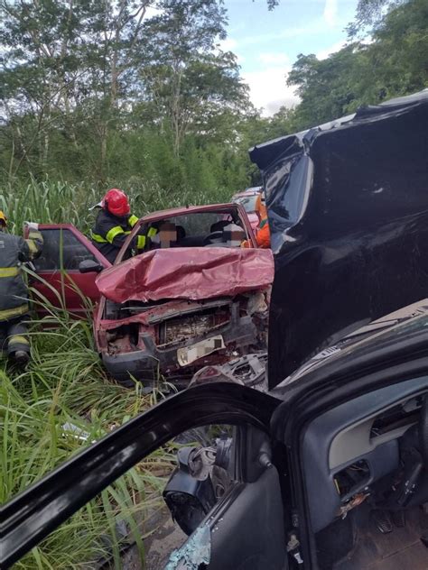 Três pessoas ficam feridas após acidente entre carros na MG 010 em