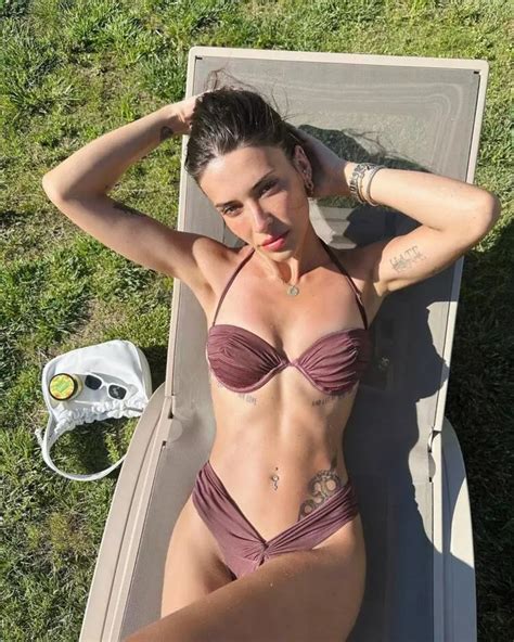 Devrim Zkan Bikinisiyle G Ne Banyosu Yapt