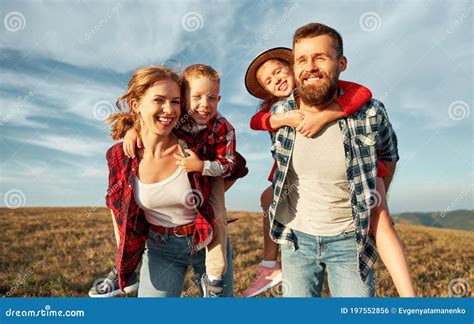 Glückliche Familie Mutter Vater Kinder Sohn Und Tochter in Der