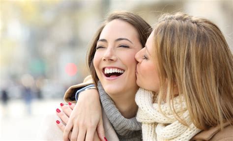 Descubre el significado detrás de soñar con besar a una amiga