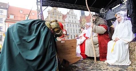 Orszak Trzech Króli na ulicach Wrocławia Deszcz i zimno ale było kol