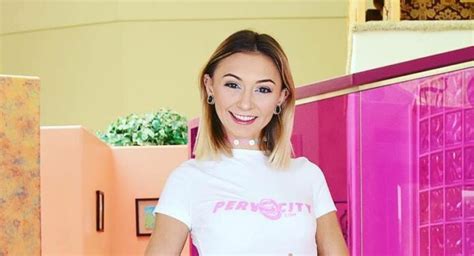 Chloe Temple Biography Age Images Height Figure Net Worth Newzoz