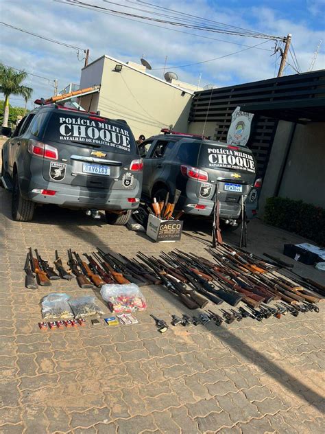 Policiais militares apreendem 64 armas e centenas de munições ilegais