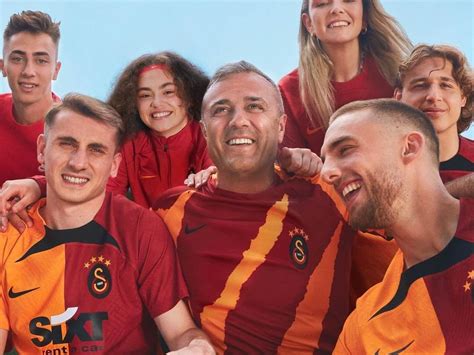 Galatasaray da yeni sezon forması tanıtıldı Sözcü
