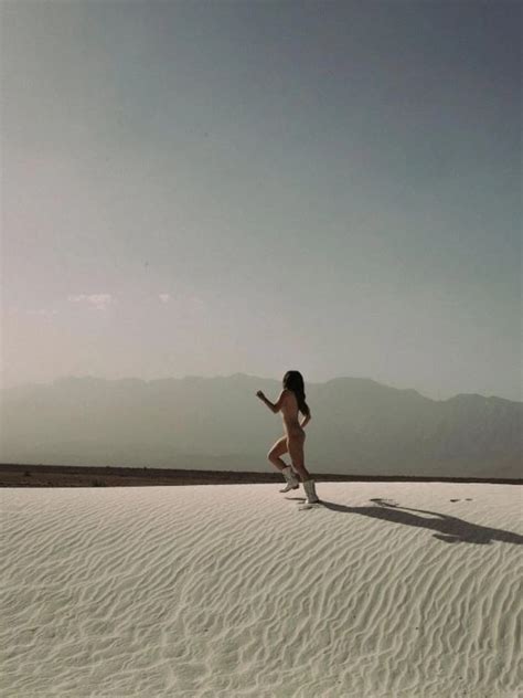 Desnuda Camila Sodi Publica Fotos Sin Ropa En El Desierto Y Estallan