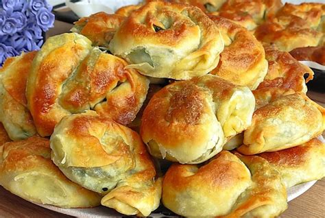 Kolay El Açması Ispanaklı Börek Tarifi YemekEv