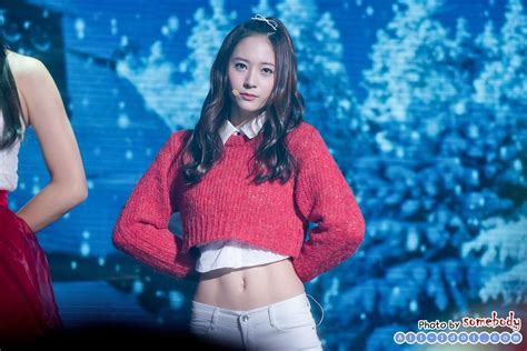 7 Female Idols With The Sexiest Abs In K Pop Koreaboo Krystal Fx Jessica And Krystal Jessica