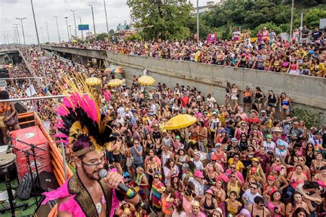 Bloco Então Brilha desfila em Belo Horizonte muita purpurina