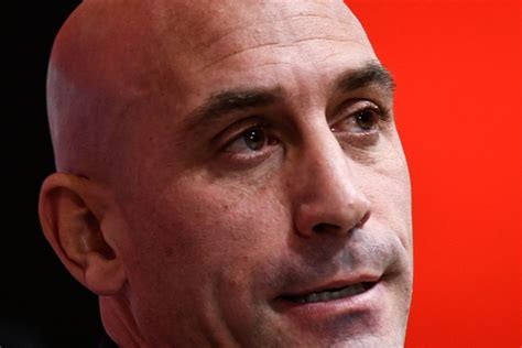 Scandale Du Baiser Forc Ne Voyant Pas Dissue Sa Suspension Luis