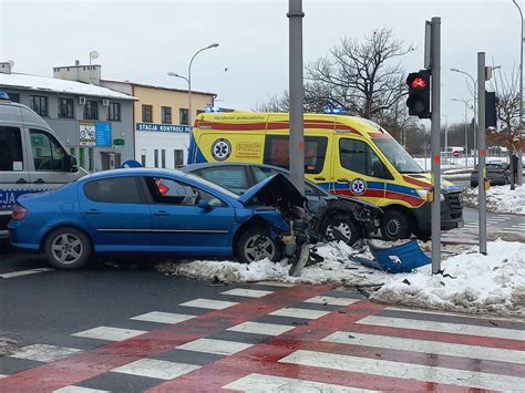 Zderzenie dwóch samochodów na Warszawskiej Jedna osoba została ranna