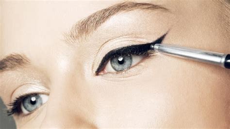 Eyeliner a partir de los 50 así puedes hacer que tus ojos parezcan más
