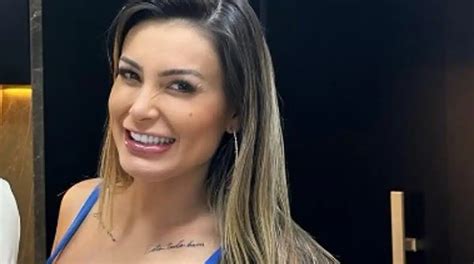 Andressa Urach mostra seu bebê e revela vejo às vezes