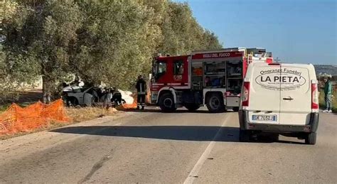 Incidente Stradale A Taranto Morti Due Giovani Di 23 E 25 Anni L Auto