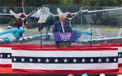 Trump Celebra Protegido Por Vidrio Antibalas Su Primer Mitin Al Aire