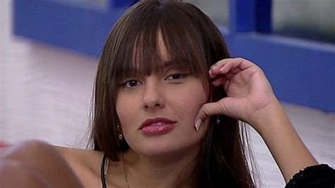 Ex BBB Thais Braz mostra cicatriz da cirurgia de redução da testa e